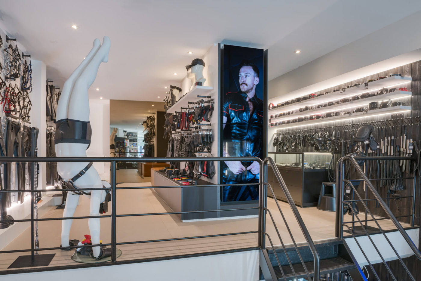 Mister B Wings – Your Fetish Specialist